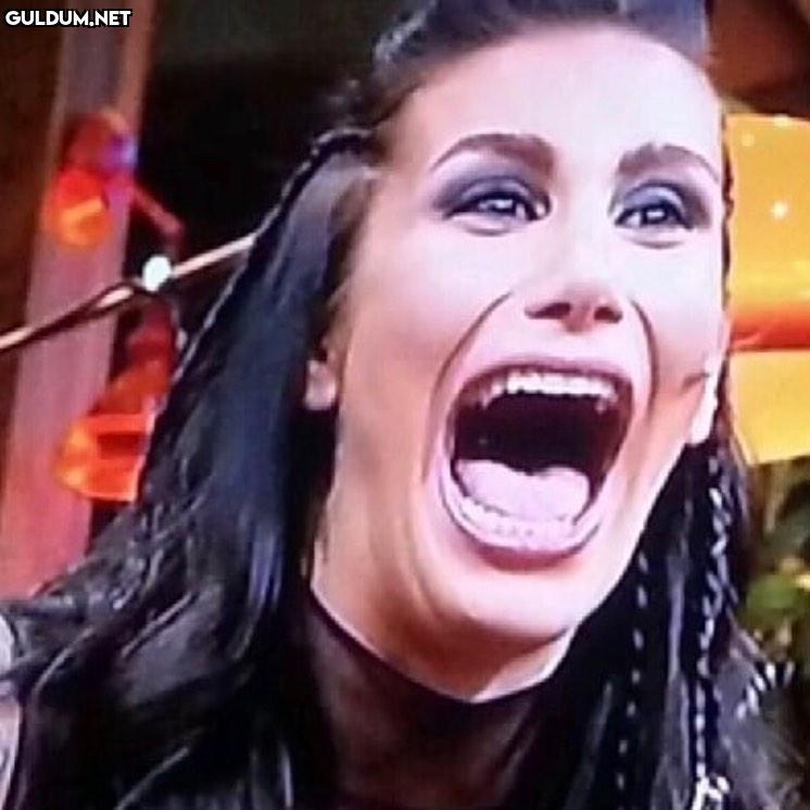 Hayda. Ekrandan odaya geldi İrem Derici. - Guldum.net - Caps arama motoru