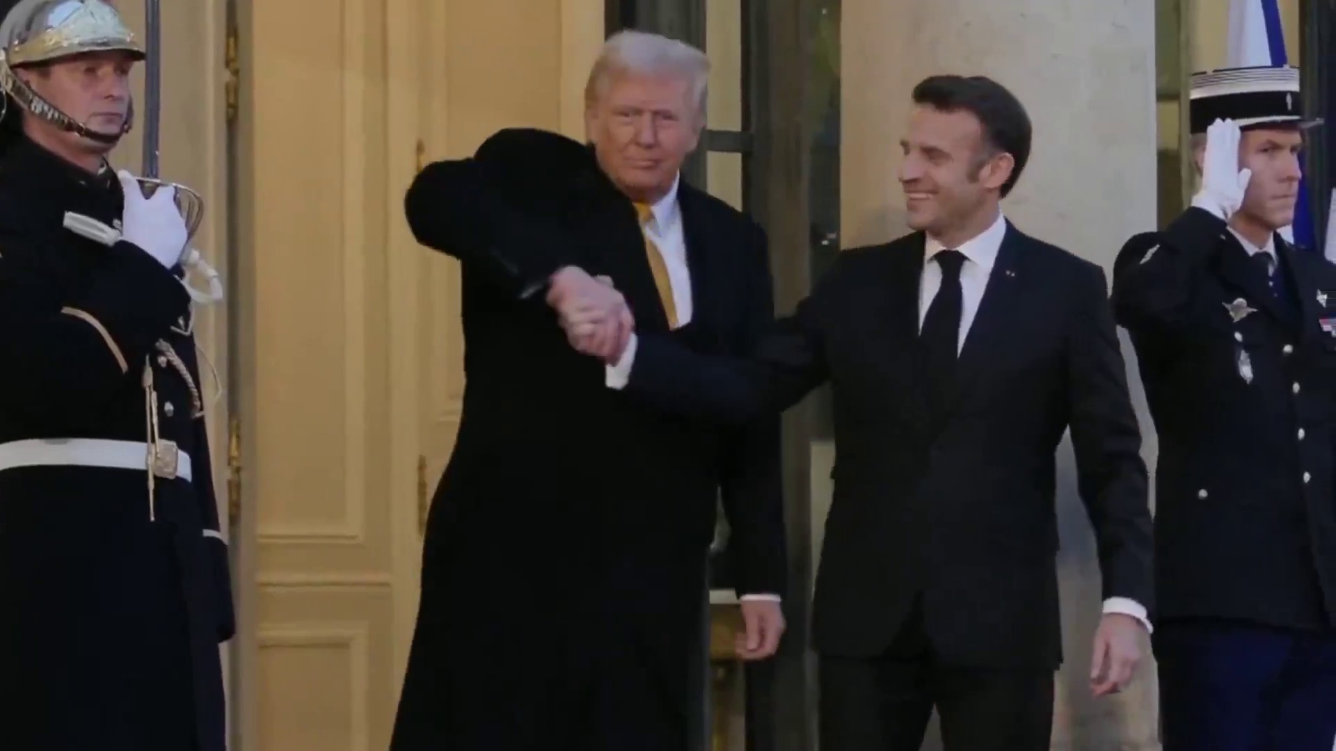 The ultimate handshake 🤣 - Guldum.net - Caps arama motoru