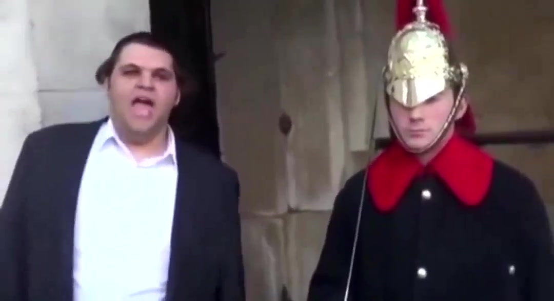 8. Komik bir adam Buckingham Sarayı'nda gülmesi ve konuşması yasak olan ...