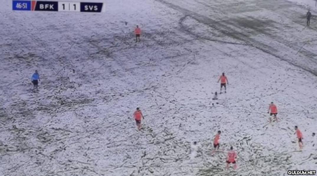 Yoğun kar yağışı altında oynanan maçta Sivasspor'un beyaz forma giymesi ...