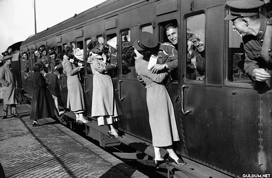 10. Soldiers Departing For Egypt Lean Out Of Their Windows To Kiss ...
