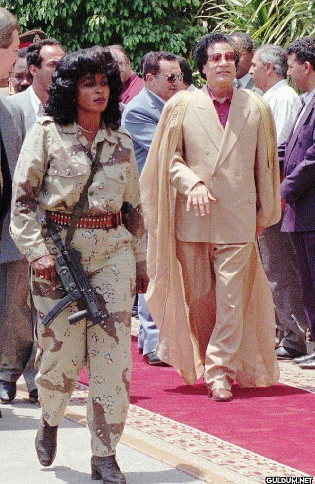 10. Muammer Kaddafi kadın korumalarından biriyle birlikte. Kahire, 1994 ...